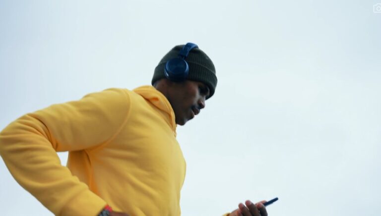 The Pros and Cons of Wearing Headphones While Running - What Runners ...